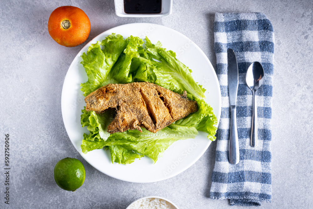 Fried "peroa" fish, lettuce salad, tomato, lemon, rice, beans and ...