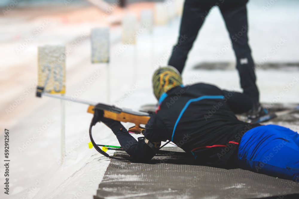 Foto de Biathlete with rifle on a shooting range during biathlon ...