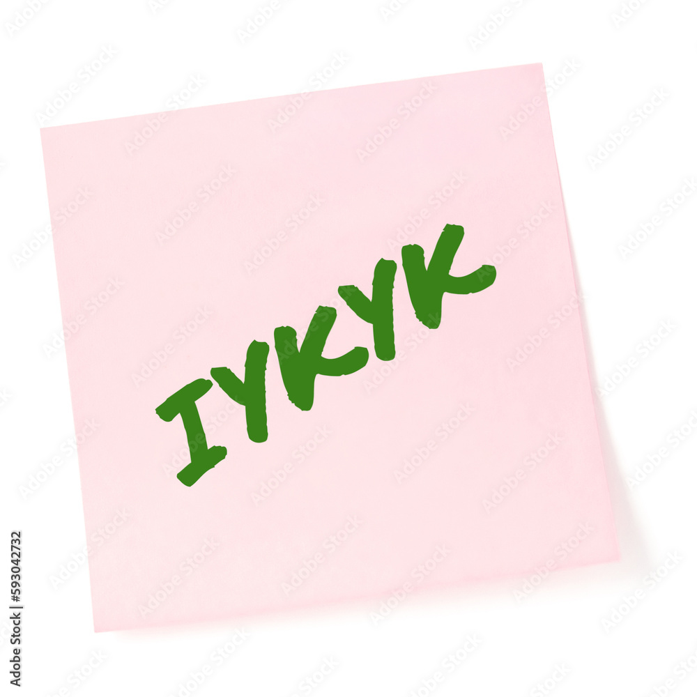 Foto de If you know, you know acronym IYKYK text macro closeup, green ... Foto de If you know, you know acronym IYKYK text macro closeup, green ...