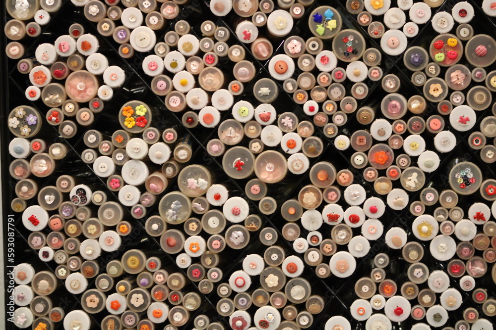 Botones de diferentes figuras en un anaquel de una tienda tradicional ...