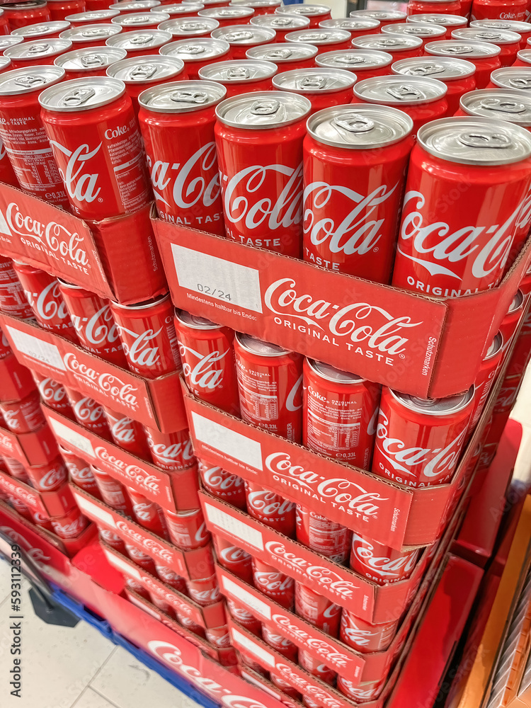 Foto de GERMANY - APR 15, 2023: Multiple cans of Coca-Cola Original ...
