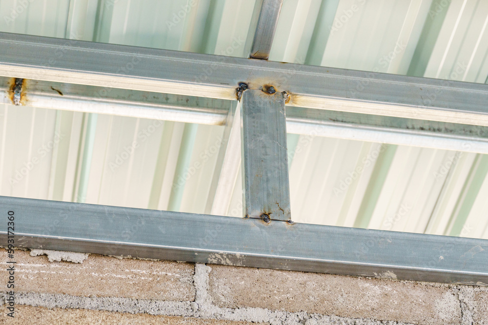 Connect the joints of the roof structure and do not paint to prevent ...