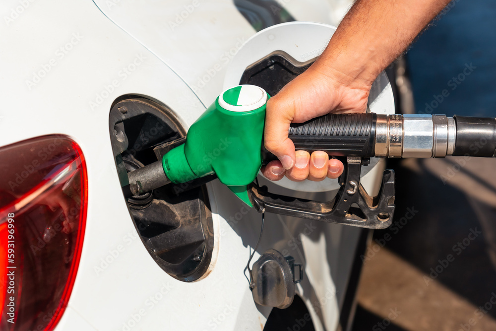 Foto de Close-up of a man's hand with the gun refueling gasoline or ...