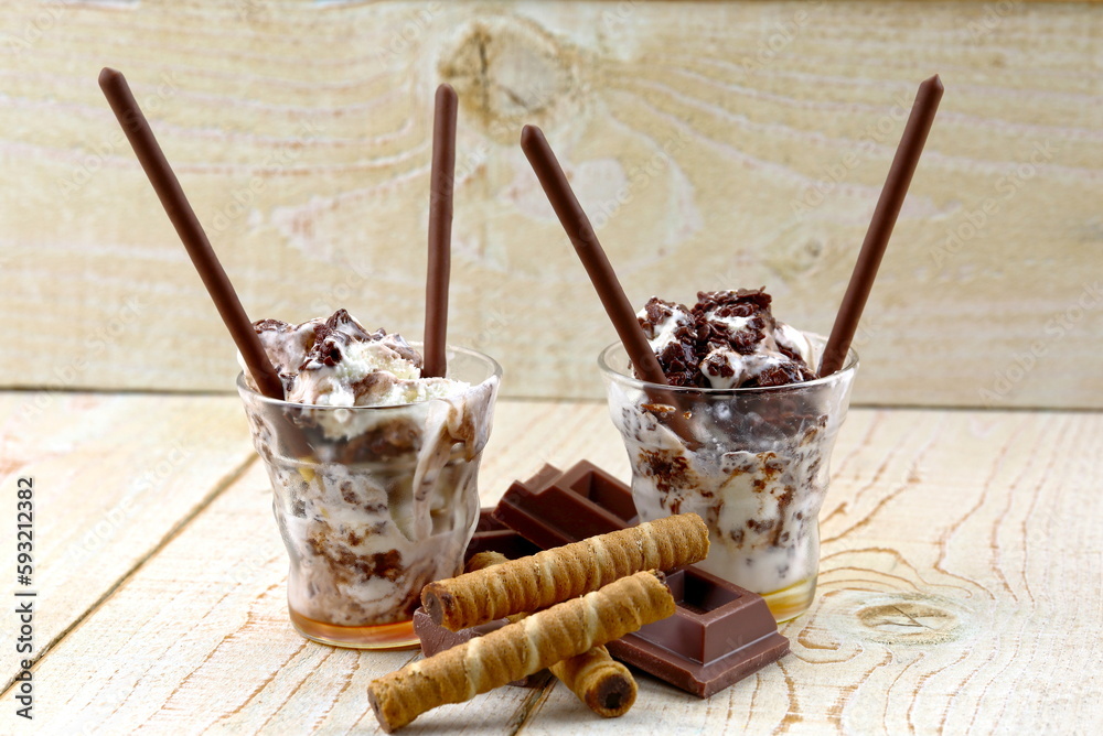 Fotografia do Stock: Gelato al cioccolato con cubi di quadrati di ...