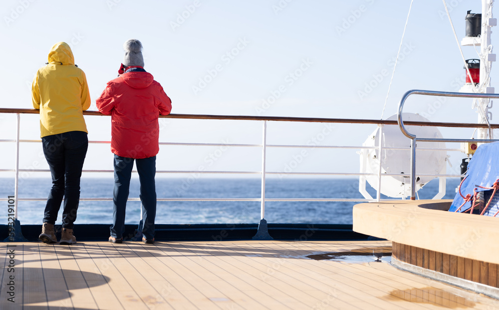 Zwei Kreuzfahrt Passagiere stehen an der Reling am Heck eines ...