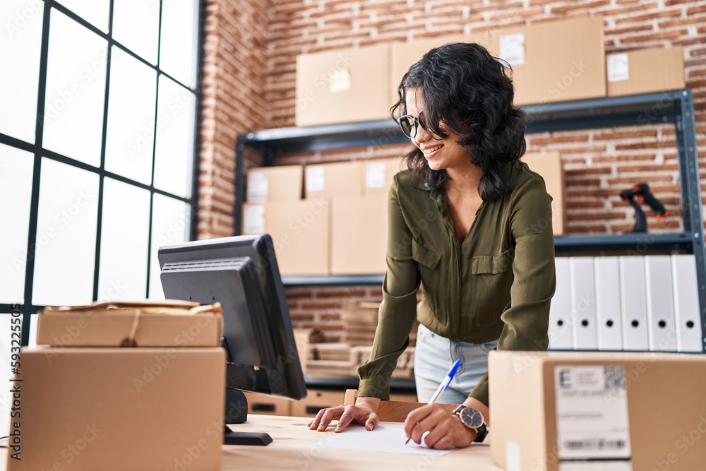 Stockfoto med beskrivningen Young latin woman ecommerce business worker ... Stockfoto med beskrivningen Young latin woman ecommerce business worker ...
