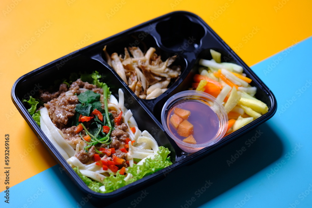 healthy bento. bento sehat. Minced beef fettucine with spinach, pickled ...