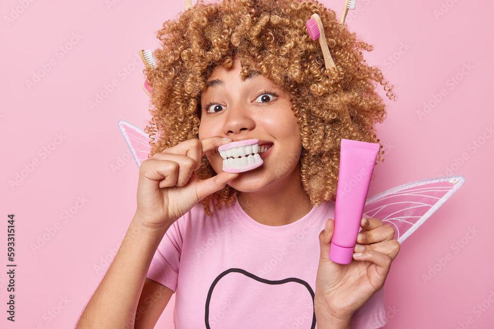 Foto de Happy sweet tooth holds sweet candy and toothpaste enjoys ...