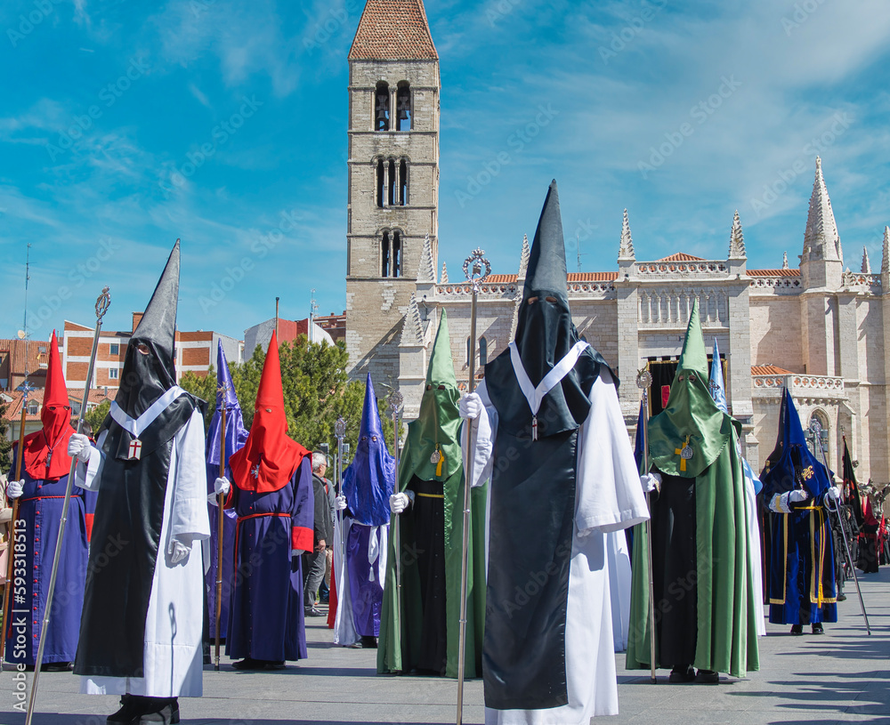 Diferentes trajes tradicionales de varias hermandades durante la ...