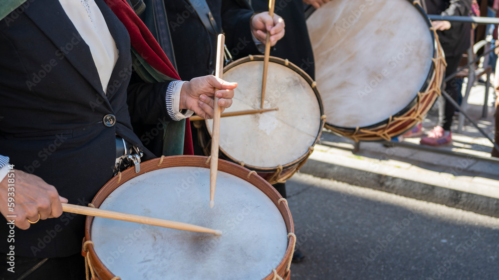 Tres músicos tocando instrumentos de percusión, tambores, en la calle ...