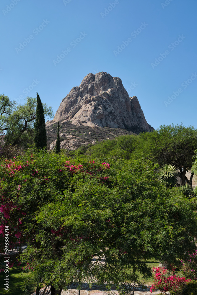 Peña de Bernal vista al medio día con vegetación en las faldas en el ...