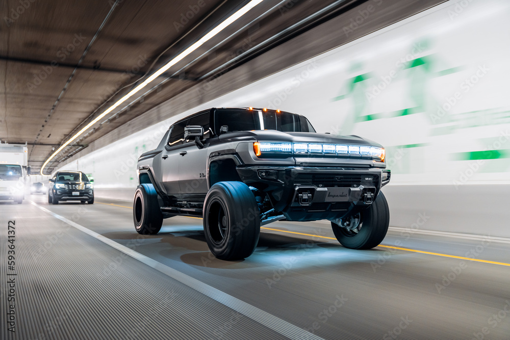 Seattle, WA, USA April 17, 2023 Hummer EV in black driving foto de ...