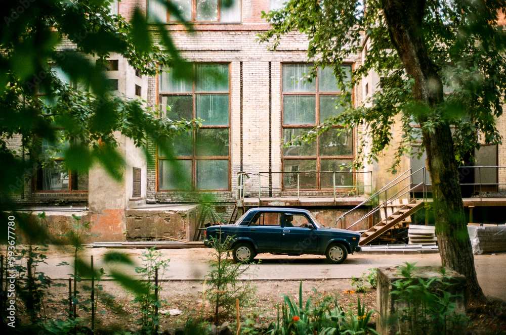 Vintage car in the background of a constructivist building Stock Photo ...
