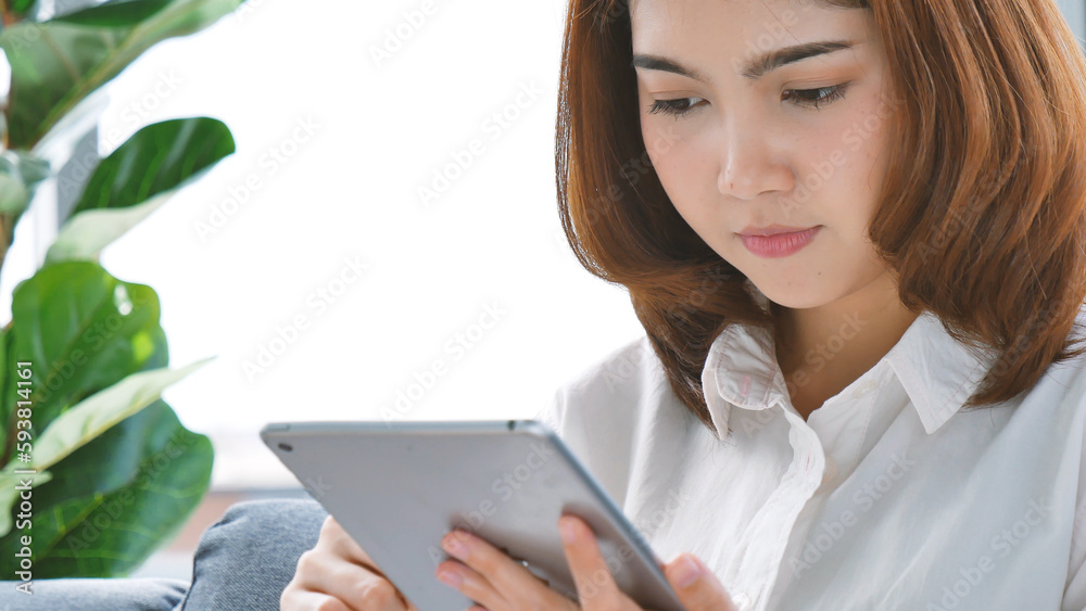Fotografia do Stock: Asian woman using digital tablet shopping online ...