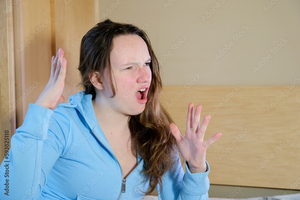 Foto Stock Do not miss. Young casual teen girl shouting. Shout. Crying ...