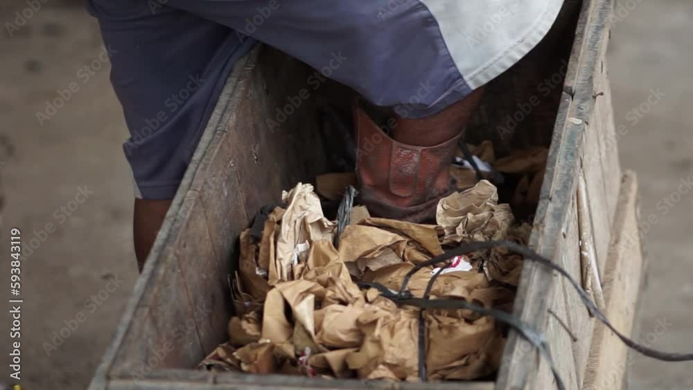 Vídeo do Stock: The process of packaging organic waste in landfills ... Vídeo do Stock: The process of packaging organic waste in landfills ...