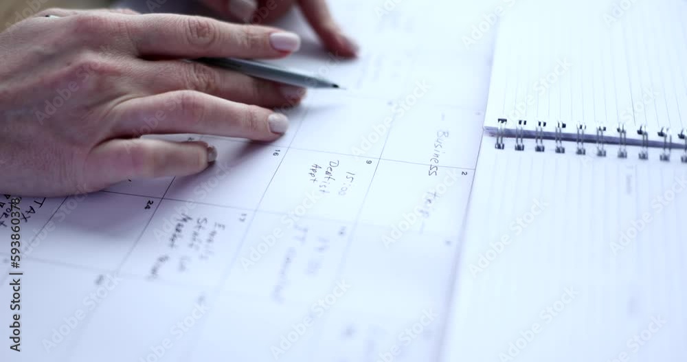 Business woman writing handwriting or making a to-do list in paper ...