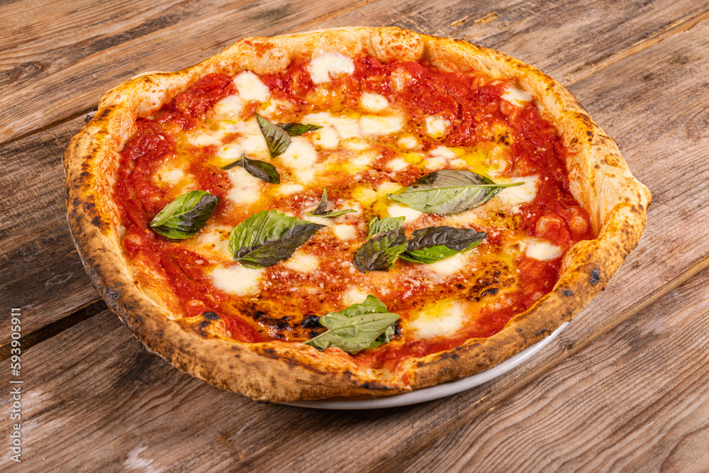 Foto de Pizza Margherita Napoletana con sugo di pomodoro, mozzarella di ...