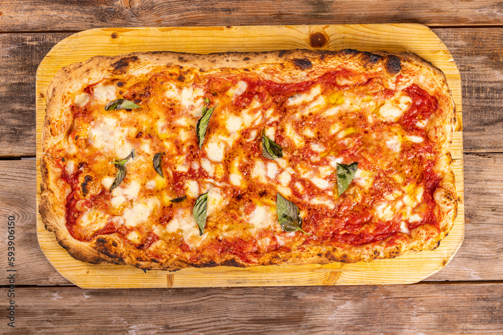 Pizza Margherita a metro Napoletana con sugo di pomodoro, mozzarella di ...