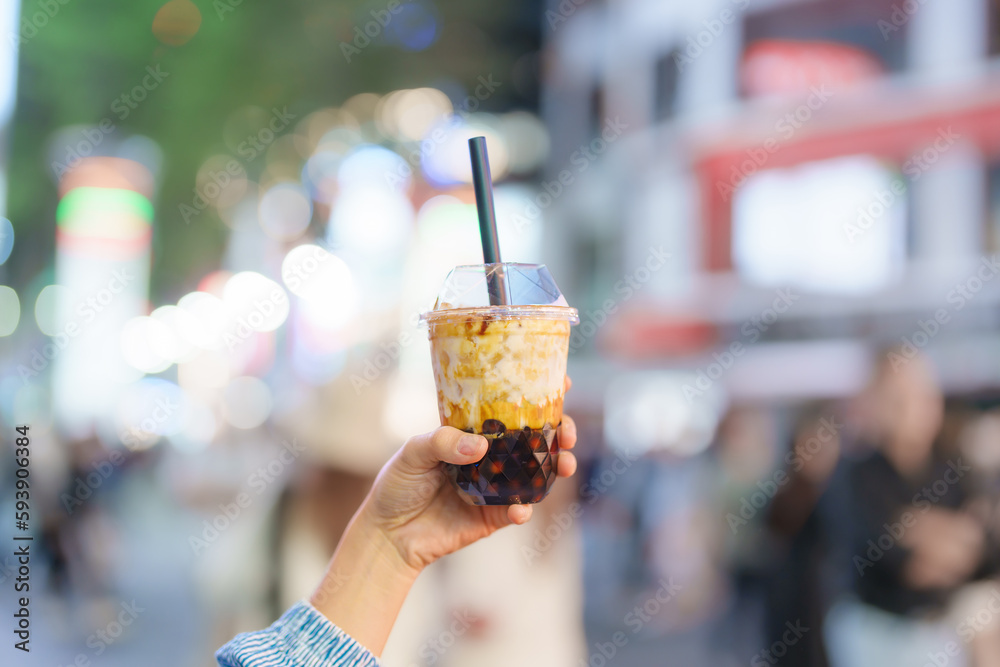 Foto de woman hand holding brown sugar boba milk tea with tapioca ...