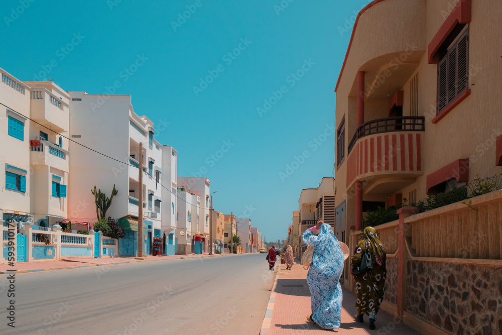 Foto Stock Four covered Muslim women walk on a sidewalk in Sidi Ifni ...