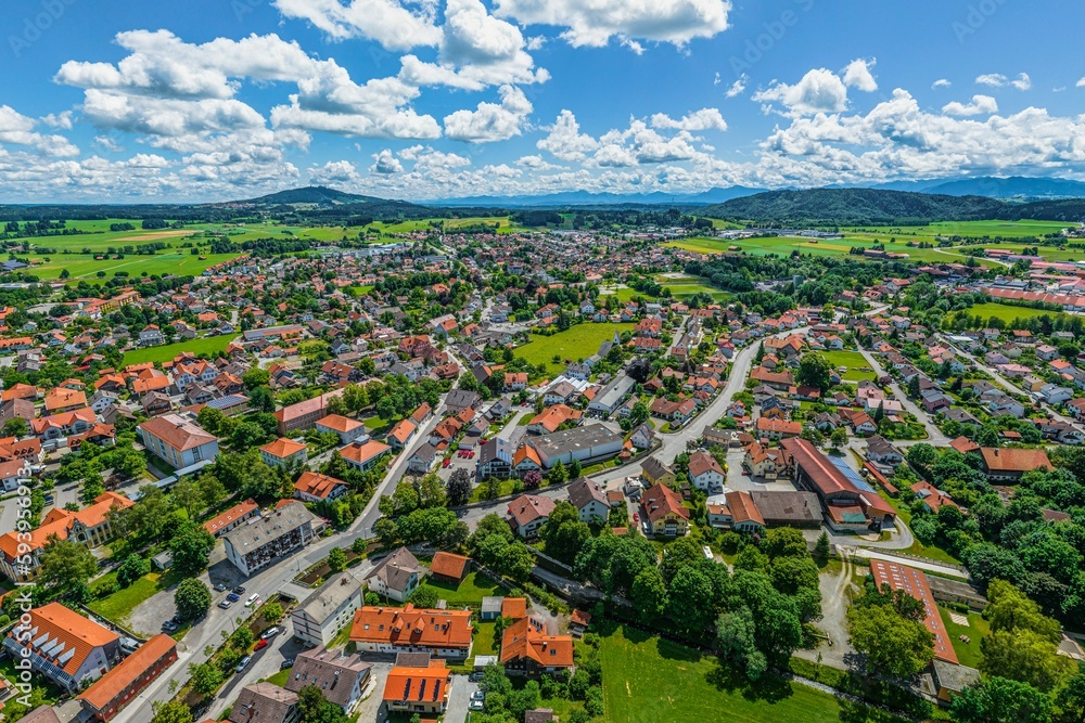 Blick über Peiting ins bayerische Oberland rund um den Hohen Peißenberg ...