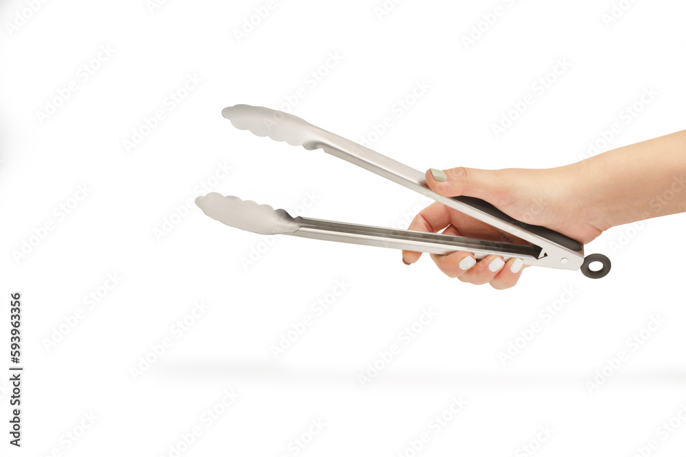 Mano de mujer sosteniendo una pinza de cocina sobre un fondo blanco ...