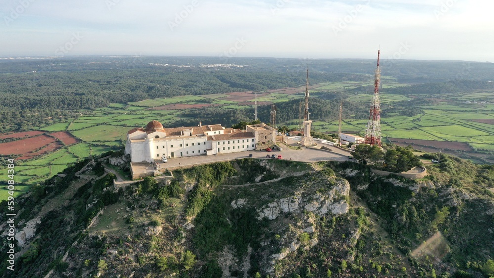 Foto de abbaye et église au sommet du monte toro sur l'île de Minorque ...
