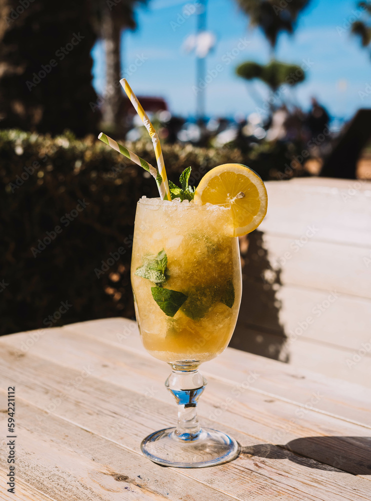 Mojito, cóctel tradicional cubano elaborado con ron blanco, azúcar ...