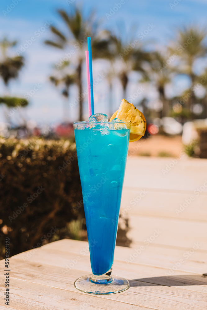 Foto de Cóctel azul básico, una mezcla de curaçao azul con un licor ...