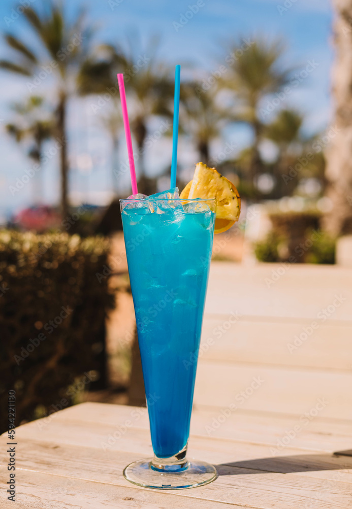 Foto de Cóctel azul básico, una mezcla de curaçao azul con un licor ...