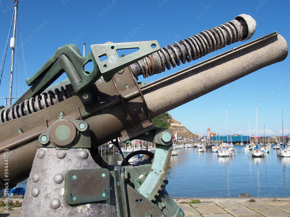 old salvaged naval artillery gun on scarborough harbour Stock Photo ...