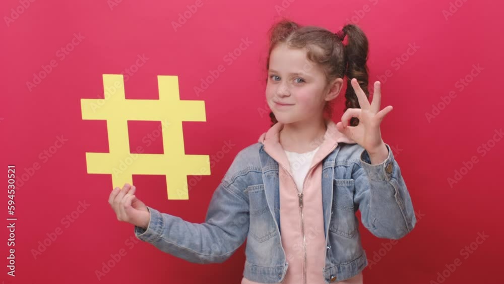 Vidéo Stock Portrait of happy smiling little girl kid holding big ...