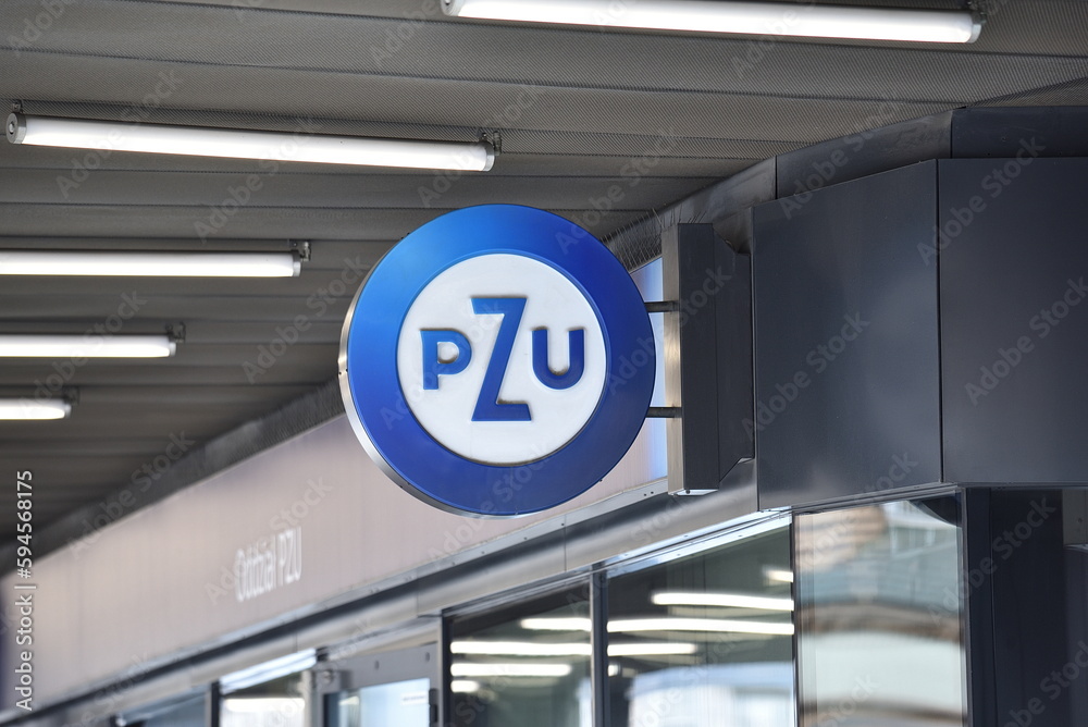 Polska, Wroclaw - 3 kwietnia 2023: logo Powszechnego Zakladu Ubezpieczen PZU przy placu ...