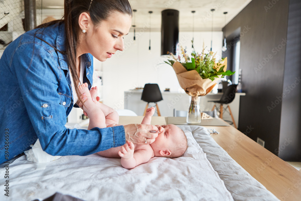 Mutter gibt Baby beim Windel wechseln einen Schnuller foto de Stock ...