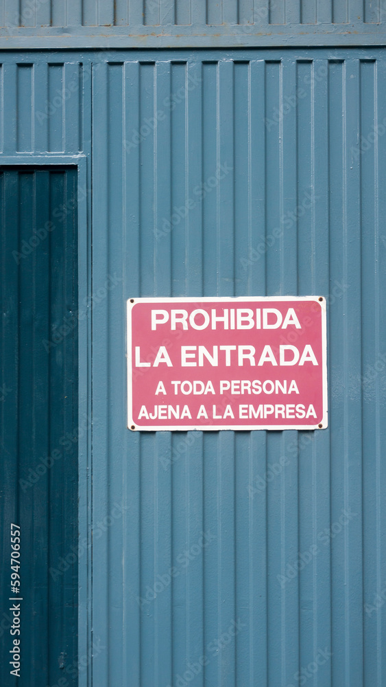 Cartel de prohibido entrar en puerta de metal corrugado en dos tonos de ...
