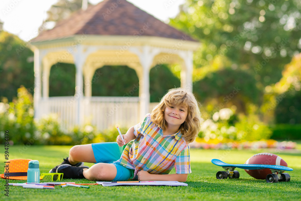 Little artist drawing painting art in park. Child artist, kids crafts ...