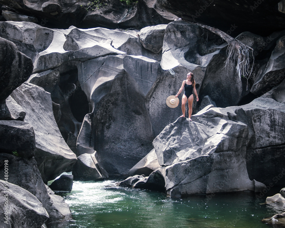 Mulher nas formações rochosas do Vale da Lua, na chapada dos Veadeiros ...