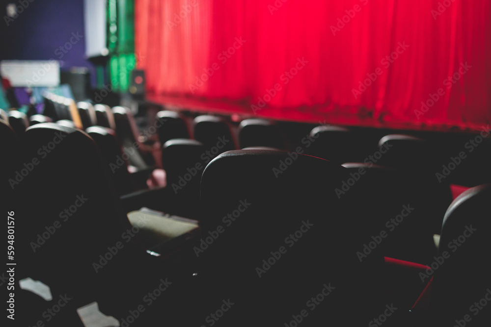 Foto de Stage with velvet red curtain in theater cinema, empty old ...