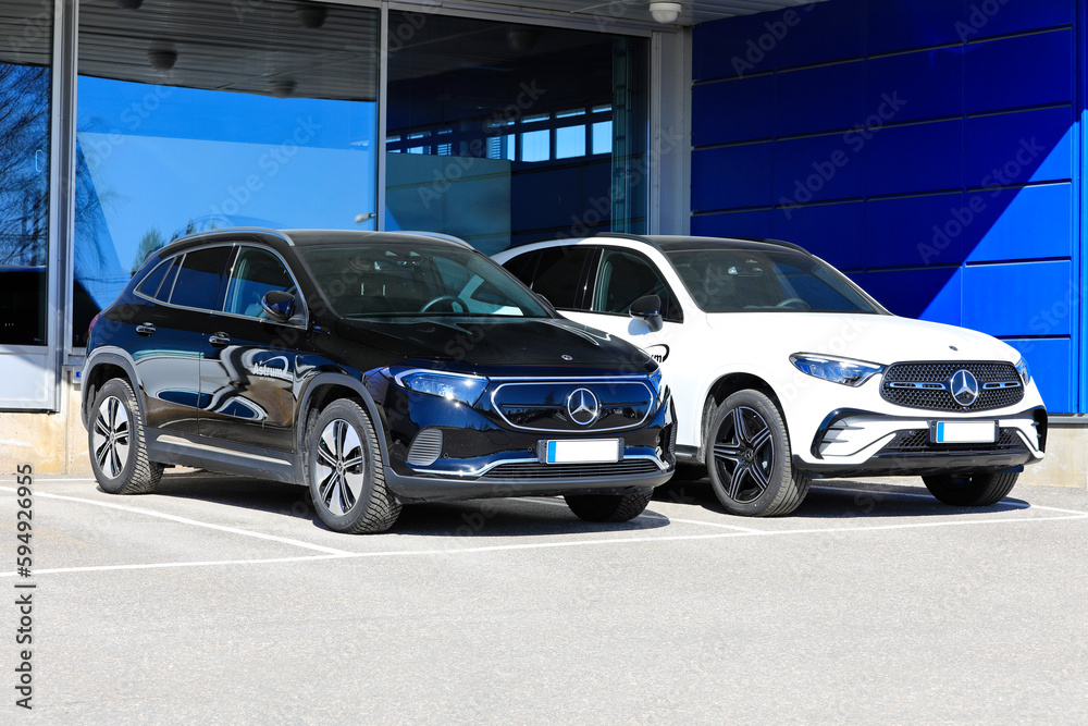 Foto de Black Mercedes-Benz EQA 250 battery electric SUV year 2023 and ...