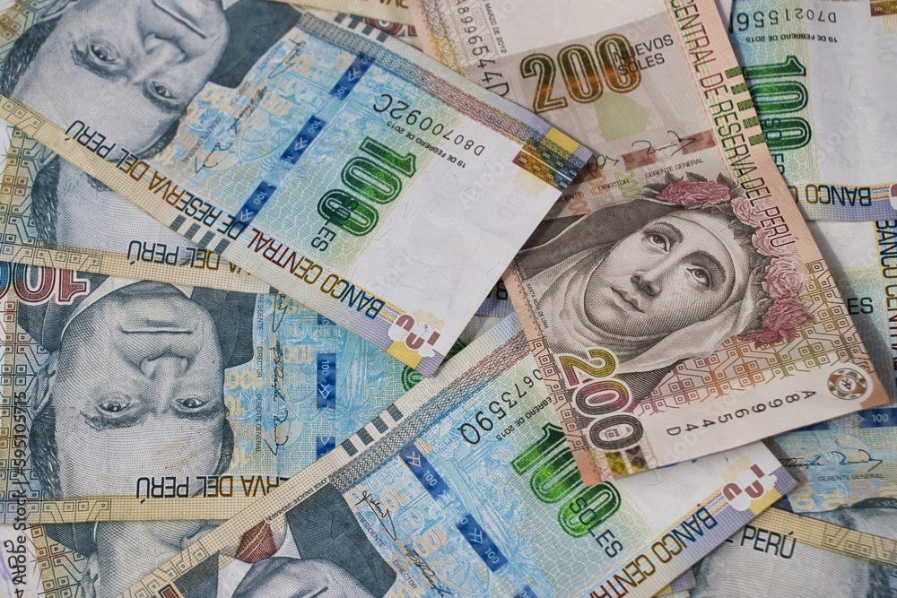 Billetes peruanos de 100 y 200 soles. Moneda peruan Stock Photo | Adobe ...