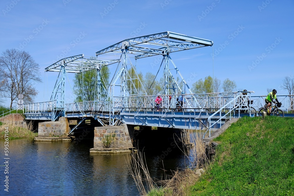 Foto de Ancient steel drawbridge over Tyna river. It is one of the ...