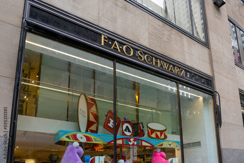 Foto de FAO Schwarz toy store in New York City, NY, USA, August 21 ...