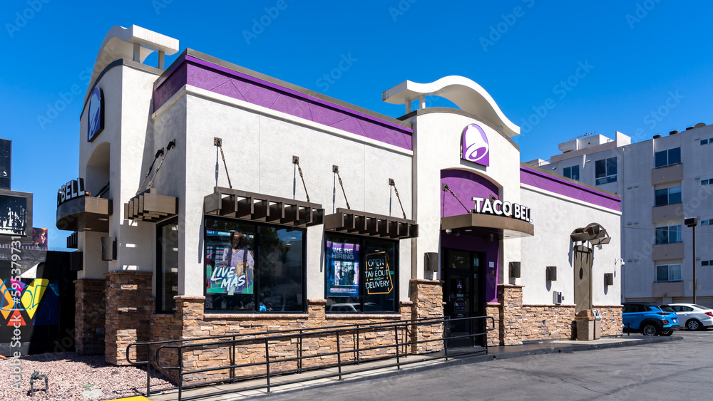 Foto de A Taco Bell restaurant in Los Angeles, CA, July 7, 2022. Taco ...