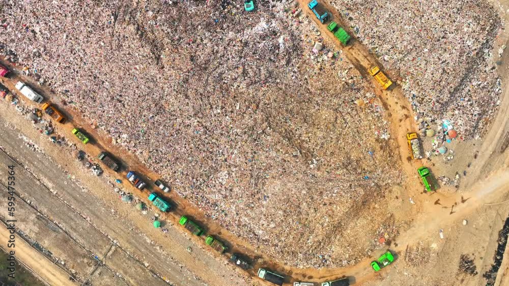 Vidéo Stock The disposal of landfill waste can have a negative impact ...