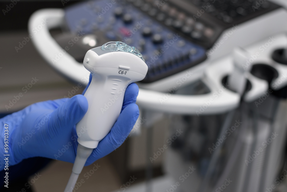 Foto de Close-up of ultrasound diagnostic probe. A doctor's hands hold ...