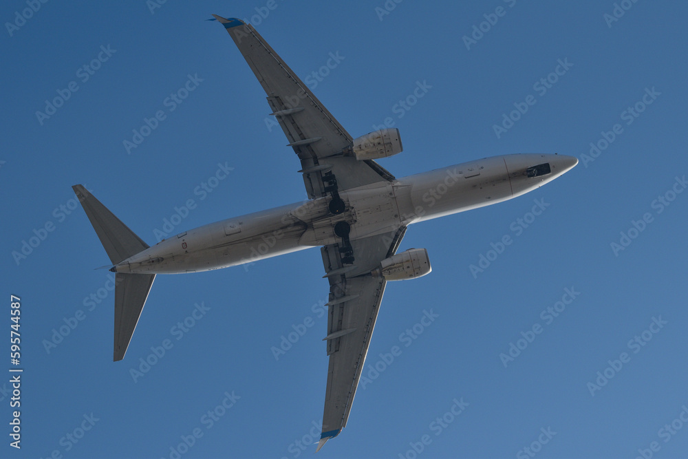 vista inferior del fuselaje de un avion comercial de color blanco con ...