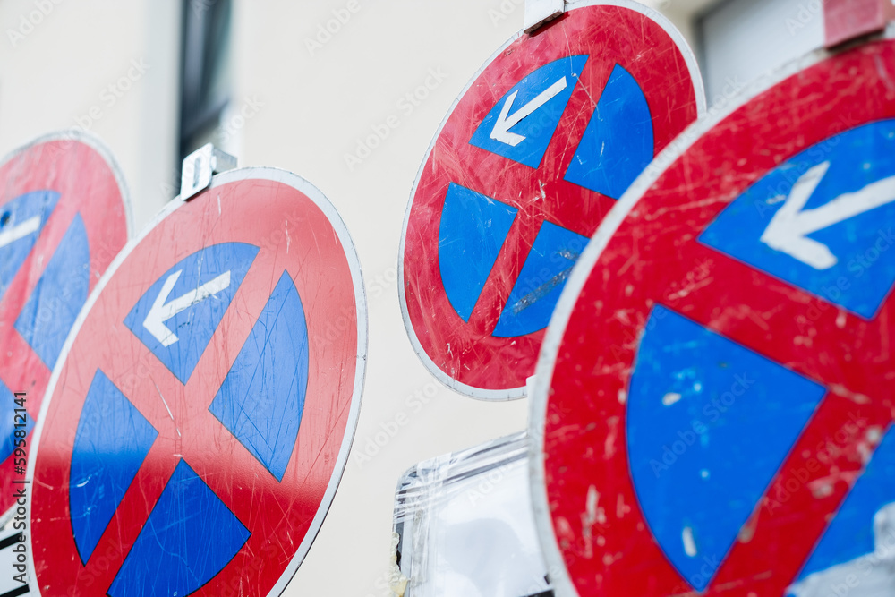 Drei Halteverbotsschilder, Symbolbild Stock Photo | Adobe Stock