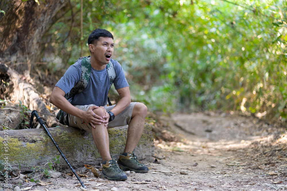 Climber with knee injury Accidents during the trekking in the trekking ...