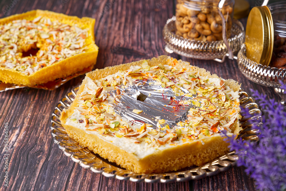 Foto de Ghevar or Ghewar is a Rajasthani cuisine disc-shaped sweet made ...